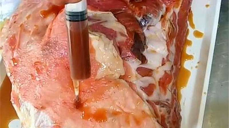 你这羊排肉再鲜,看见这大针管子,白给我都不想要!