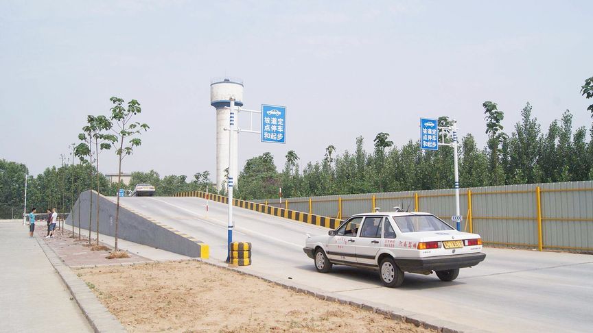 科目二关键是车速控制,两个控制离合小窍门,熟练练习一把必过!