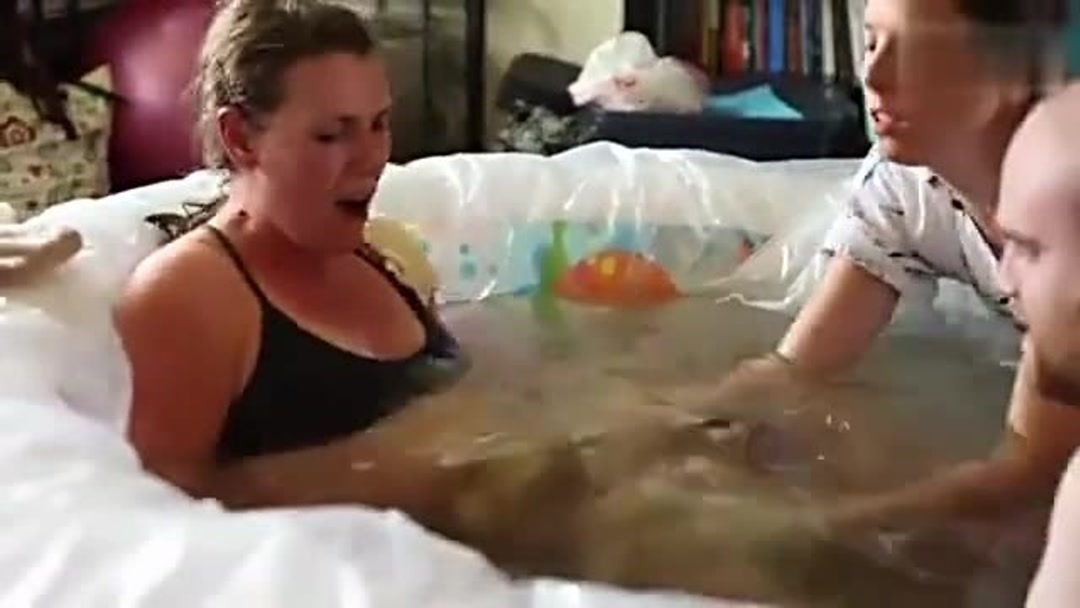 个性分娩 老公陪老婆在家水中分娩