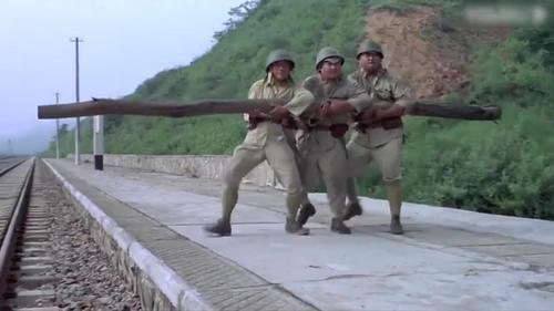 鬼子用木棍拦火车,智商也是没谁了,这段把我笑趴下197