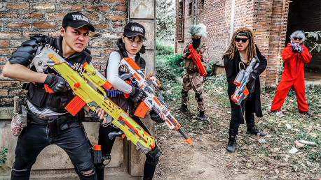 CS真人版:爱吃零食的小姐姐被坏蛋欺负