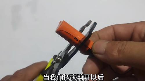 废旧锂电池不要扔,剪开这样接,立马价值翻倍,生活中很多用处