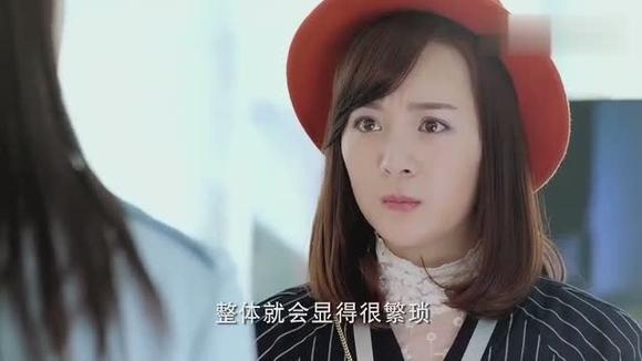 女设计师新来公司报道,和总监握手却遭到对方的无视,真没礼貌