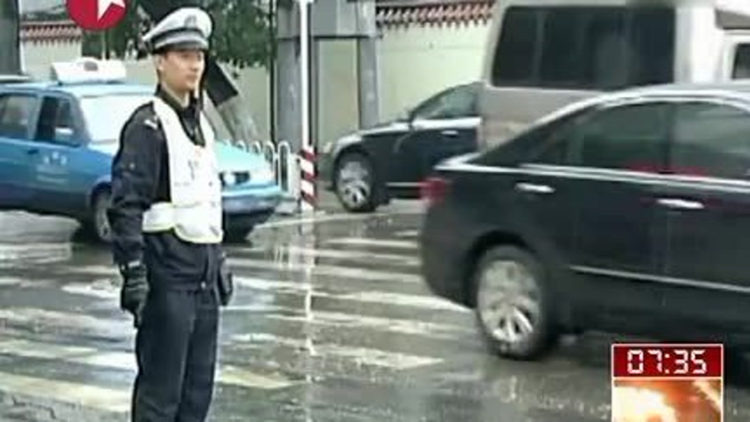 “火爆哥”闹市追砍交警