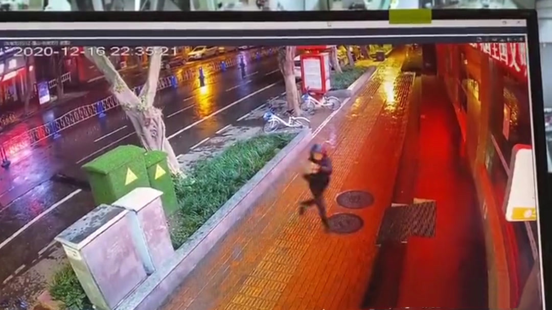 觉得有路人嘲笑自己!男子深夜捡石头砸银行玻璃宣泄怒气