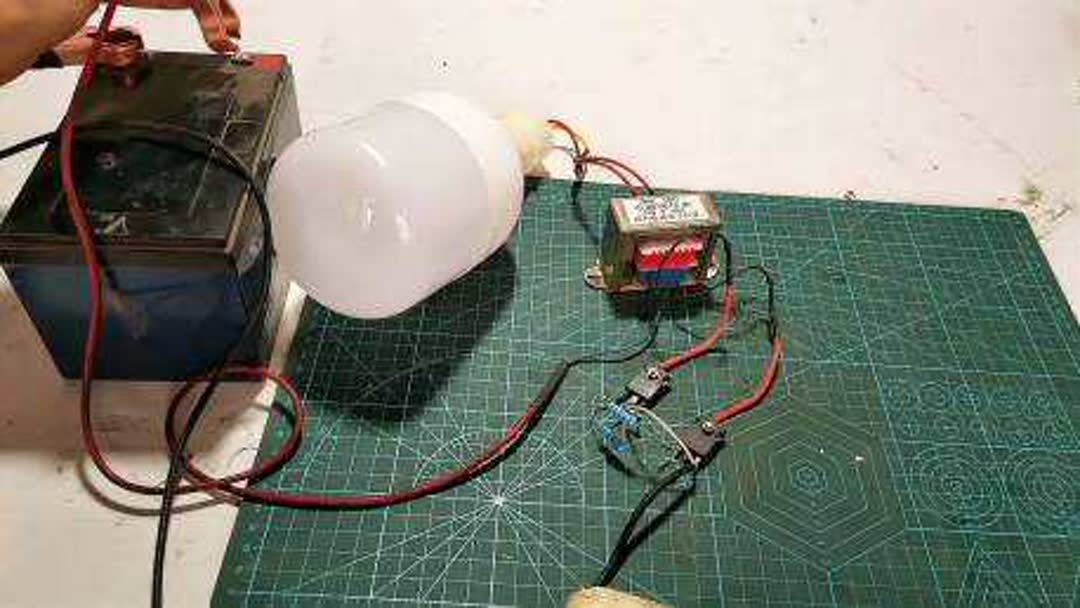 教你用三个元件,制作一个12V转220V逆变器,电瓶也能带动灯泡