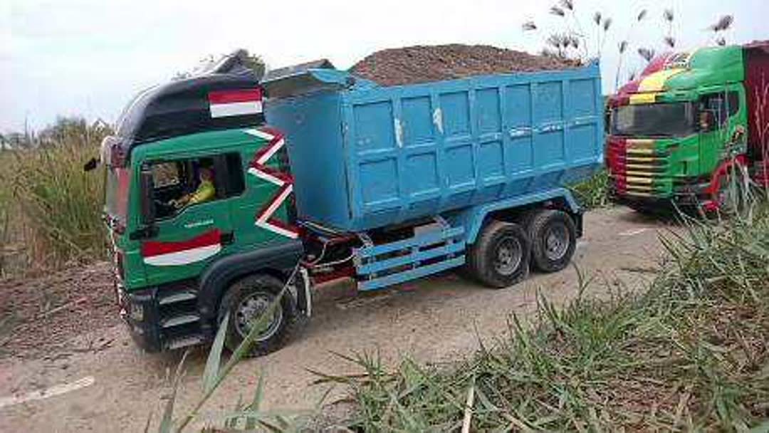 彩色卡车模型玩具出动运输沙土