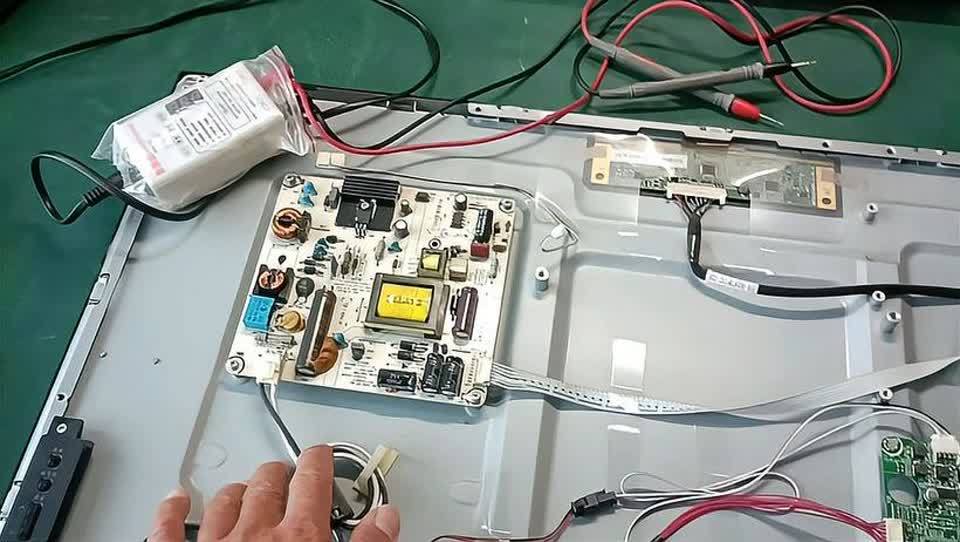 海信液晶电视背光灯不亮,检查维修中,首先测试灯条