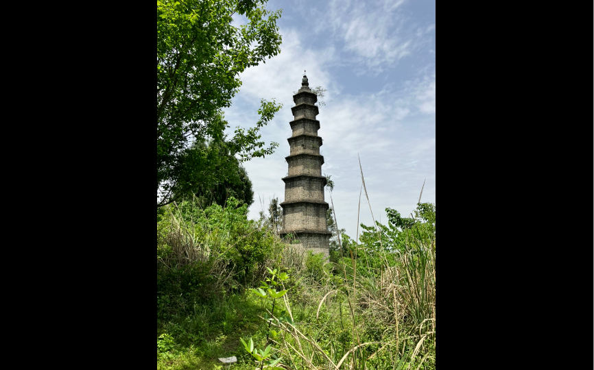 绵阳青义镇青龙大道南段的一座9层砖构古塔