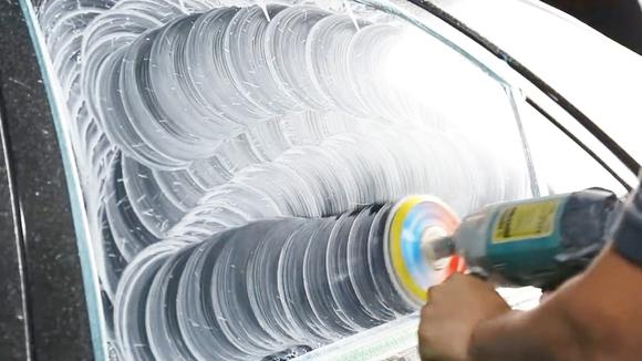 汽车玻璃划伤如何修复,小哥几分钟搞定