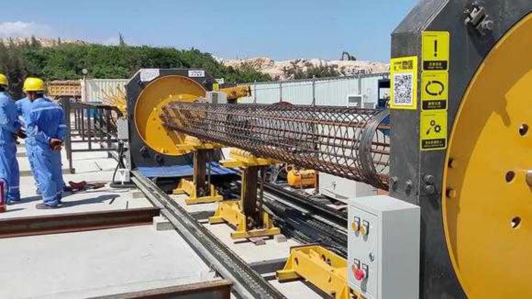 全自动钢筋笼滚焊机 二三十分钟就可完成一节钢筋笼 直击工作现场