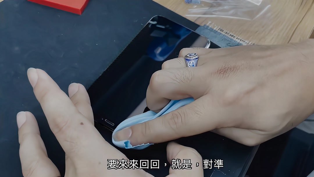iPhone12贴膜小技巧,无需任何额外工具,20秒贴好!