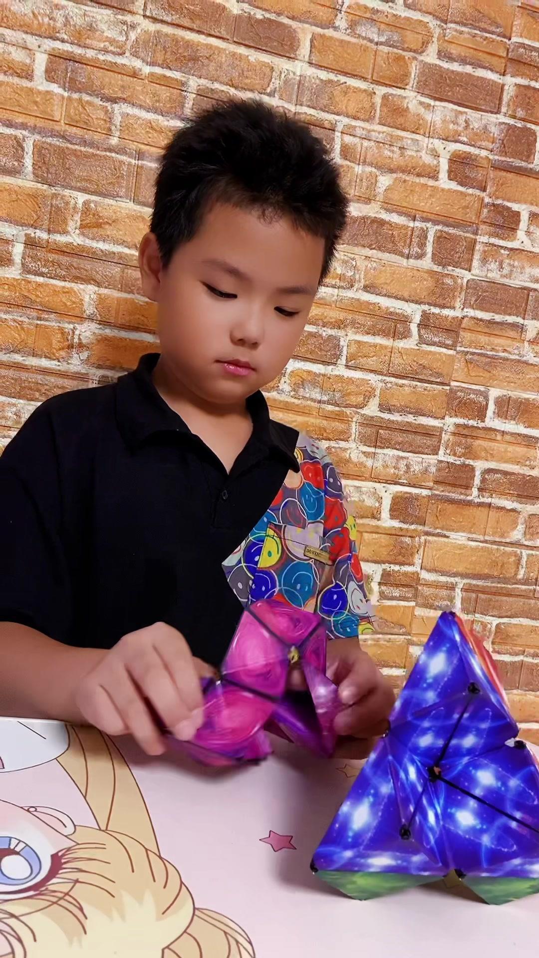 超炫酷的 能变出多种图形还能多种组合变化,可以锻炼小朋友的空间...