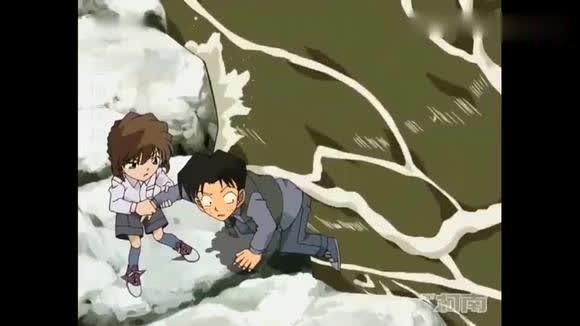 名侦探柯南 小兰被绑架, 柯南为了救小兰一起被冲走, 幸好女子