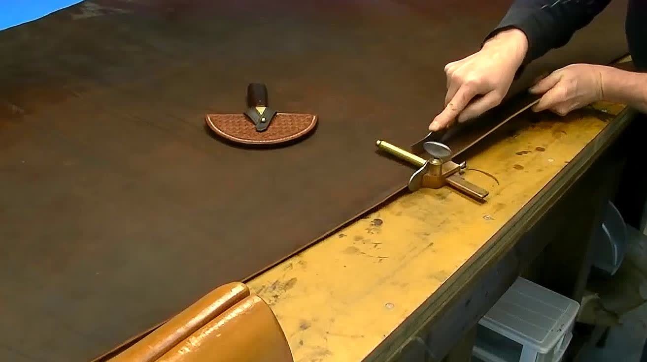 这才叫工匠大师,手工制作一副皮带,用料结实少说能用20年