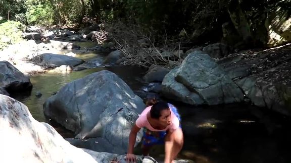 野外求生:大姐烤鸡吃美味