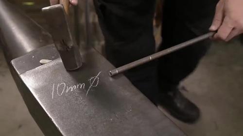 一位铁匠是如何为自己制作一条皮带的