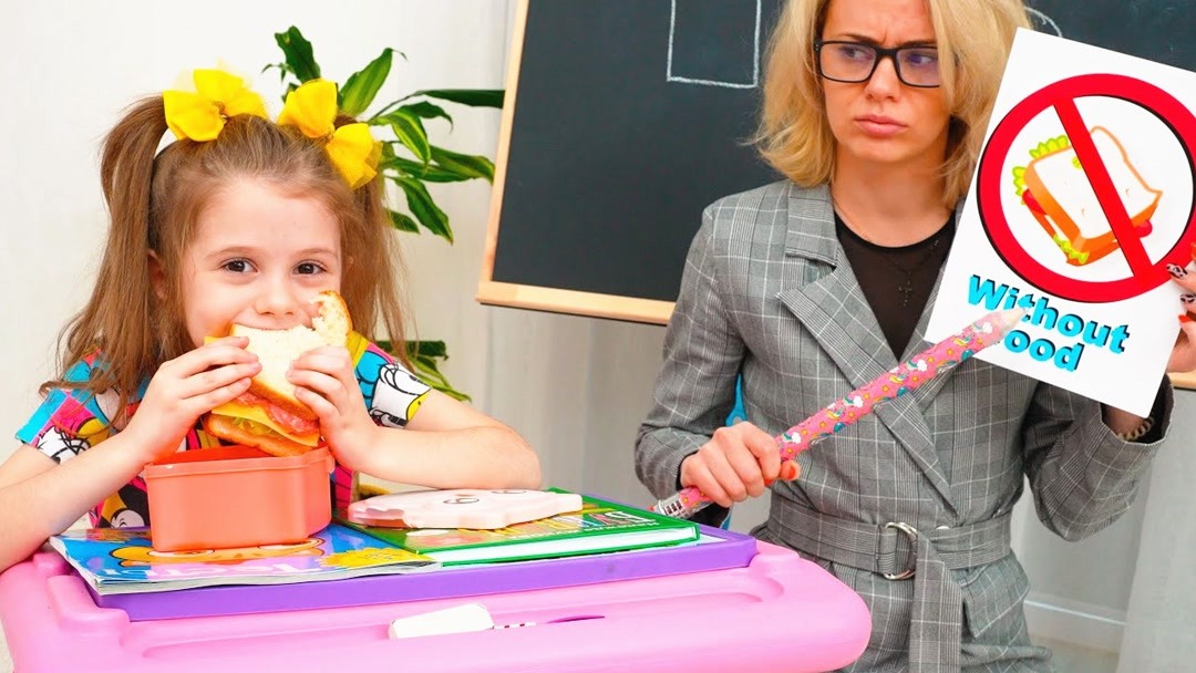 小女孩上课迟到,没遵守学校规章制度,经过老师的教诲后改过自新