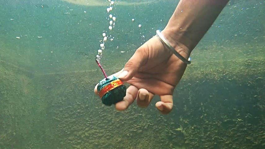 外国小伙在水中点燃鞭炮,爆炸的瞬间,能出现什么效果?