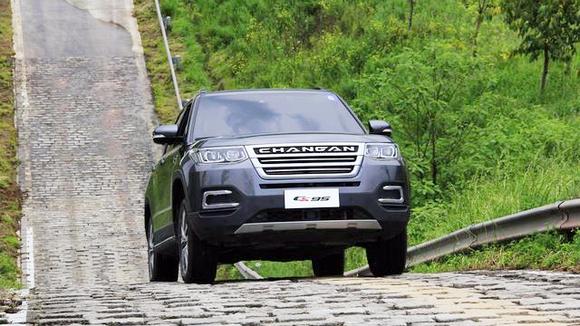 新手开自动挡的车上坡,这个动作一定要做,不能只踩油门