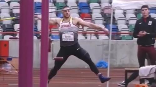 体育:慢动作标枪回放,愿体育生远离伤病