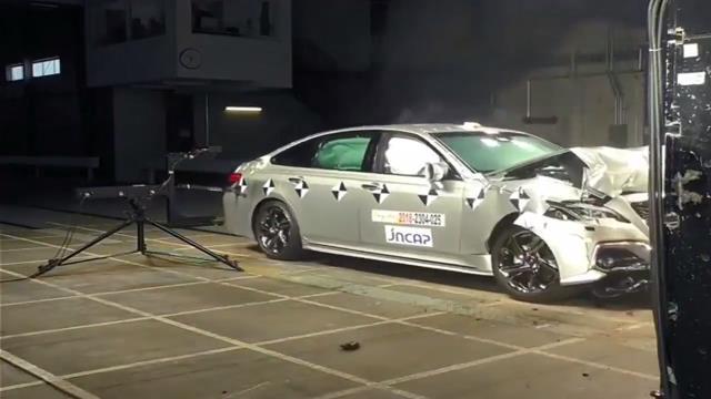 丰田皇冠碰撞测试,致敬经典