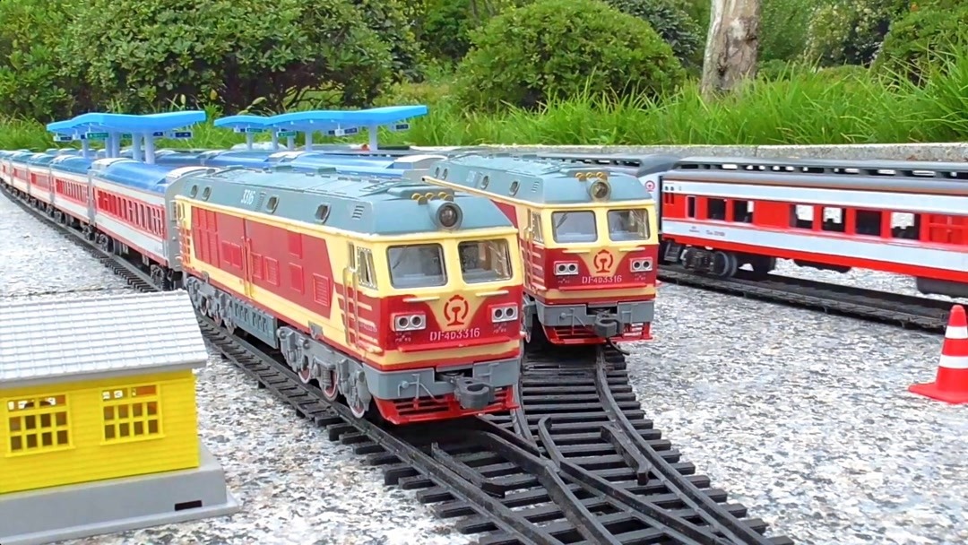 客运列车进站停车组列、出站发车,大型场景高架立交轨道模拟视频