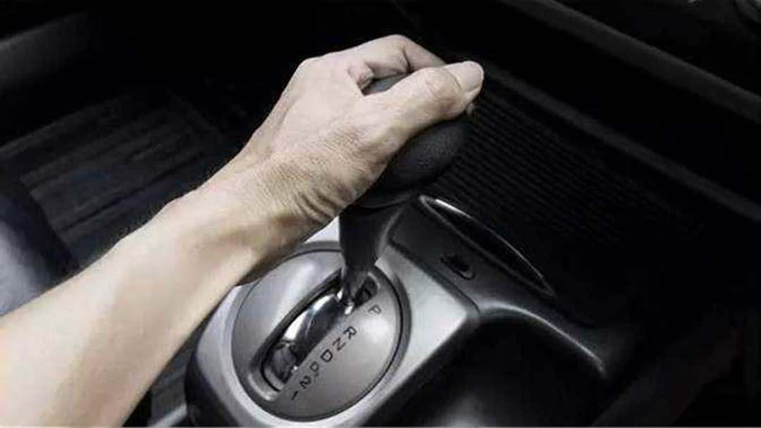 自动挡停车,先拉手刹还是先挂P档?今天才知道正确做法,涨知识