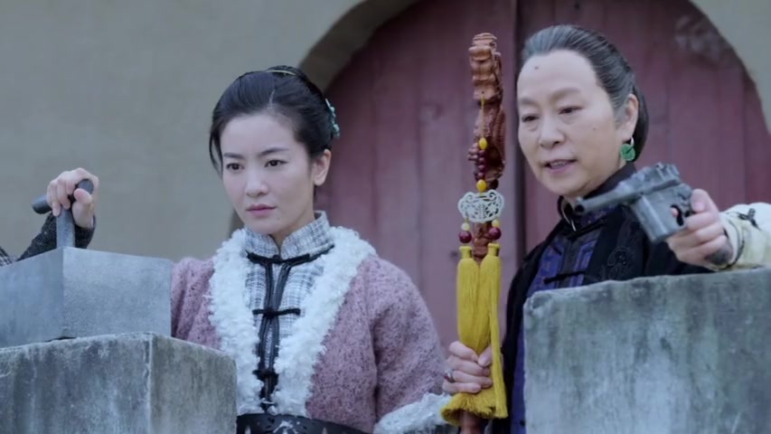城门大开,鬼子却无一人敢进,只因上面的一群女子镇守城墙