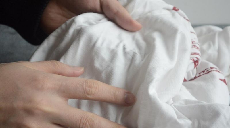 衣服上的笔迹怎么洗掉?聪明的她涂了点这个,立马变得洁白如新