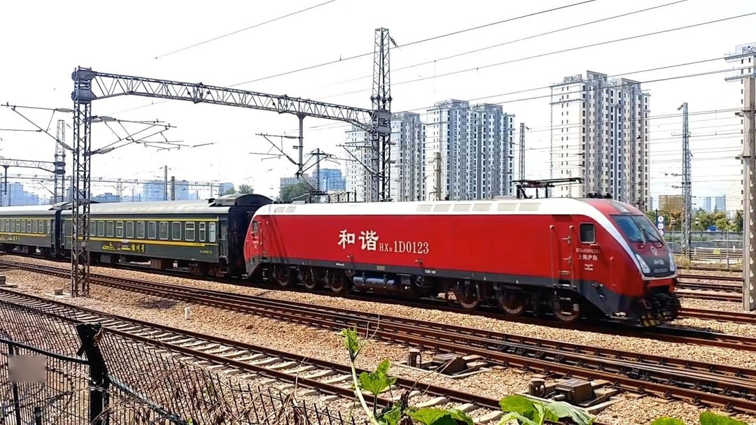 杭州开往宁夏的K字火车 HXD1D牵引K1806次通过艮山门动车所