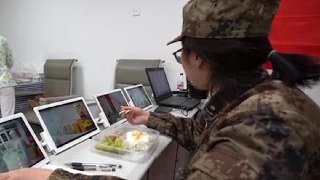 军队医疗队里最宅的一组人,工作就是盯电脑?