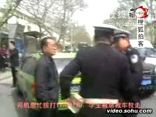 学生横穿马路被撞