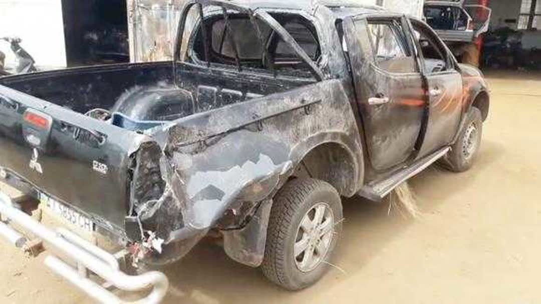 外国人维修三菱皮卡L200事故车,这样的二手车你敢不敢买?