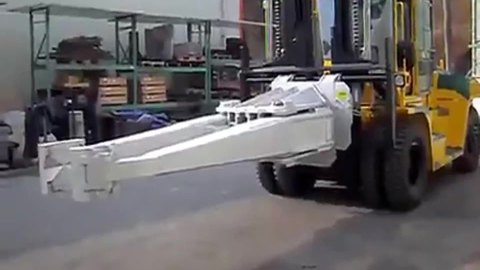 扩展的抓地力现代叉车 挖掘机视频表演