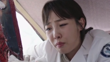 女医生抢救伤员,看清脸后竟是自己的妈妈