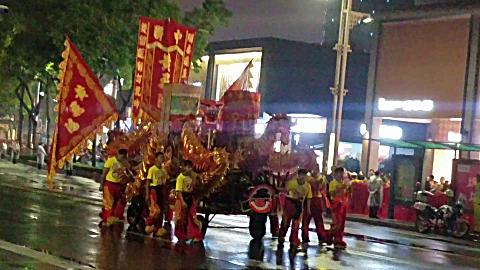 2018 佛山秋色大巡游-中联黄飞鸿龙狮团荧光狮 彩旗罗伞 双龙