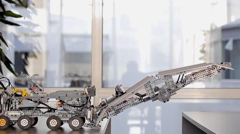 这模型车会架桥梁,秒被吸引,结构复杂到难以想象