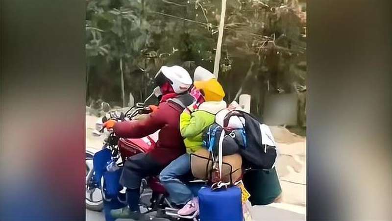 摩托车返乡人已在路上,再远也要回家过年