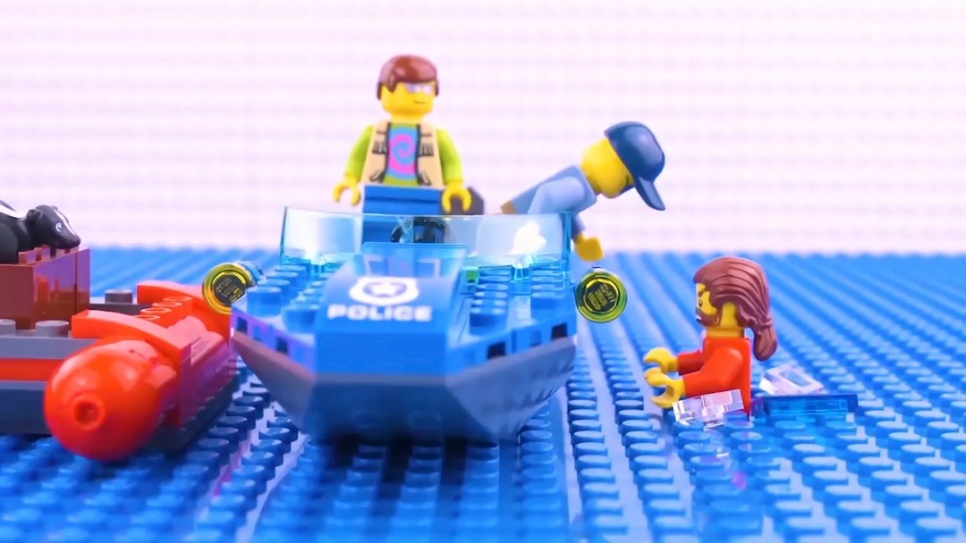 乐高定格动画:乐高警察跳到水里,抓到了罪犯把他逮到了船上