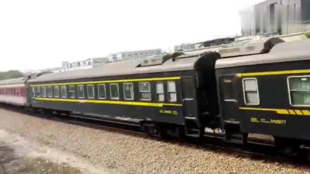 宝刀不老的东风橘子机车牵引K9084次列车由深圳西开往邵阳