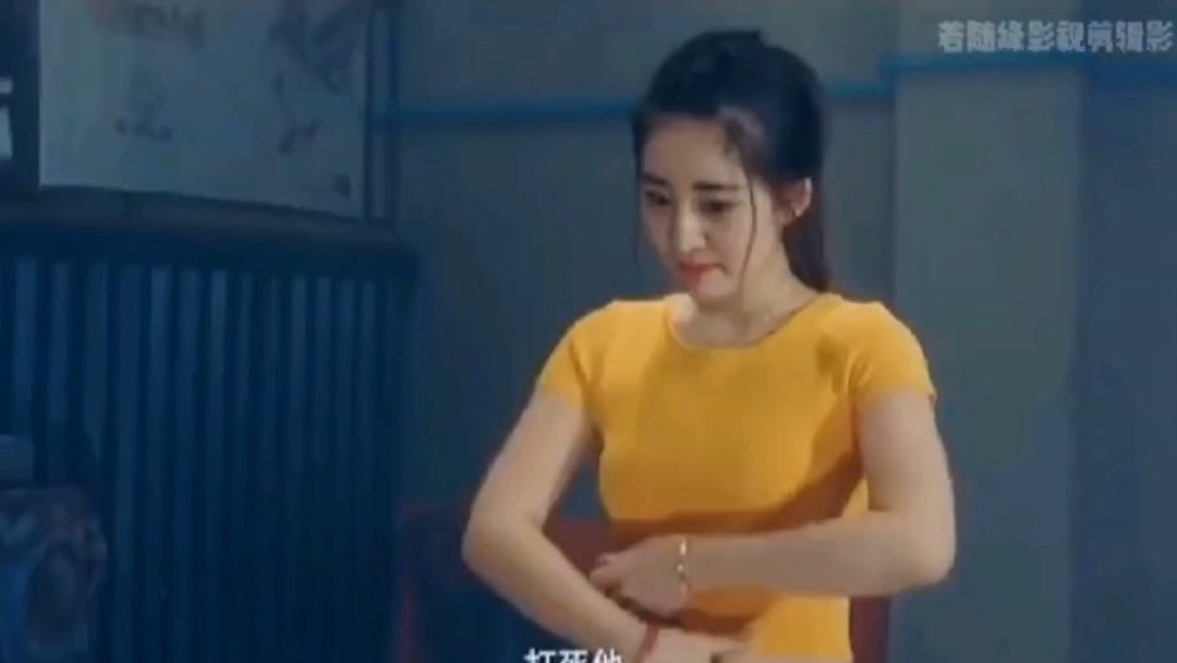 两个男人打架,谁倒一次女友脱一次衣服