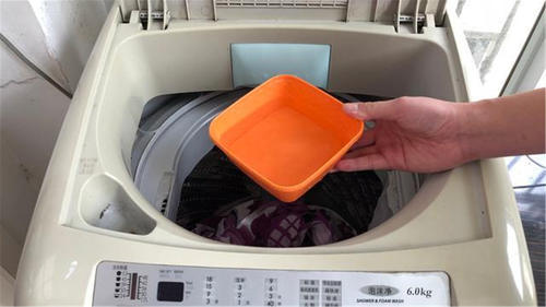 洗衣服时,洗衣机里倒一碗,多脏的衣服洗完就像新买的一样,学学