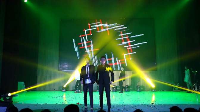 年会男女走秀表演视频，帅哥美女太亮眼了，堪比专业的