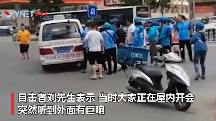 救护车载患者和出租车相撞侧翻 外卖小哥合力救援