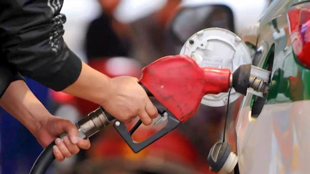 进入“10元时代”!油价年内第十涨,加满一箱油多花15元