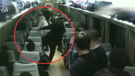 男子乘火车喝1斤白酒 列车上连打3名乘客后断片