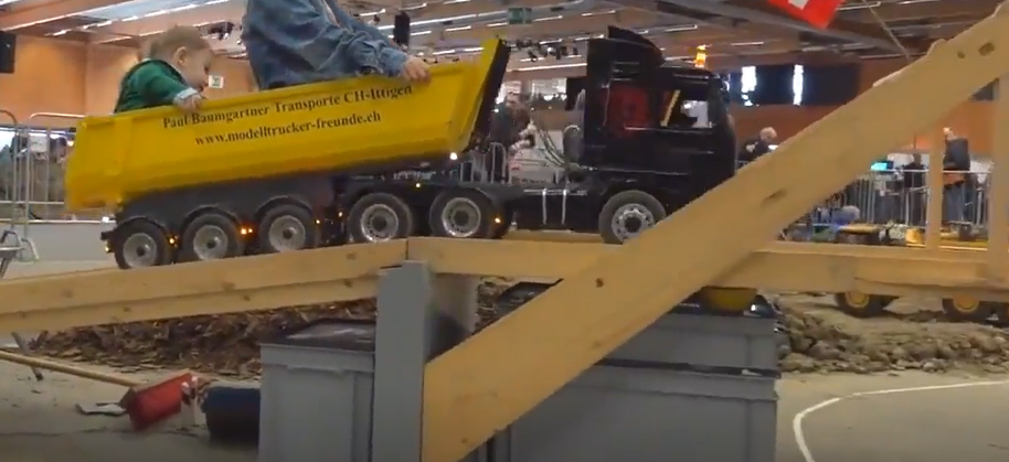 好玩的卡车模型,仿真制作,搭两个小孩爬坡都没问题