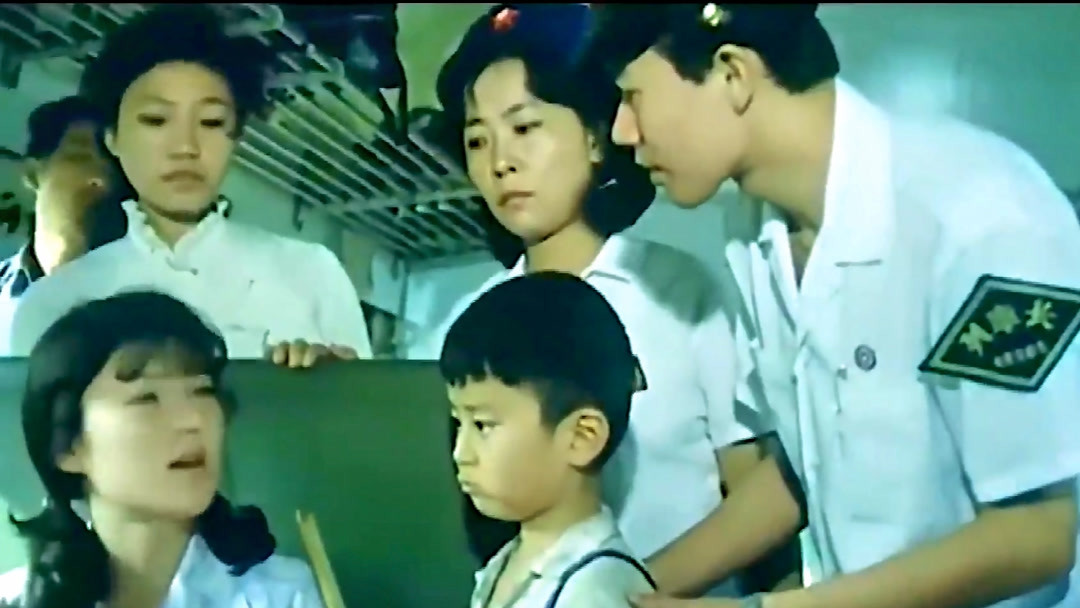 爸爸带着双目失明的儿子乘火车,半路将儿子丢在火车上,太狠心了