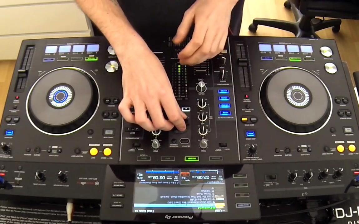 DJ Christian Tschöcke使用Pioneer XDJ - RX混音Dubstep/Trap/Funk